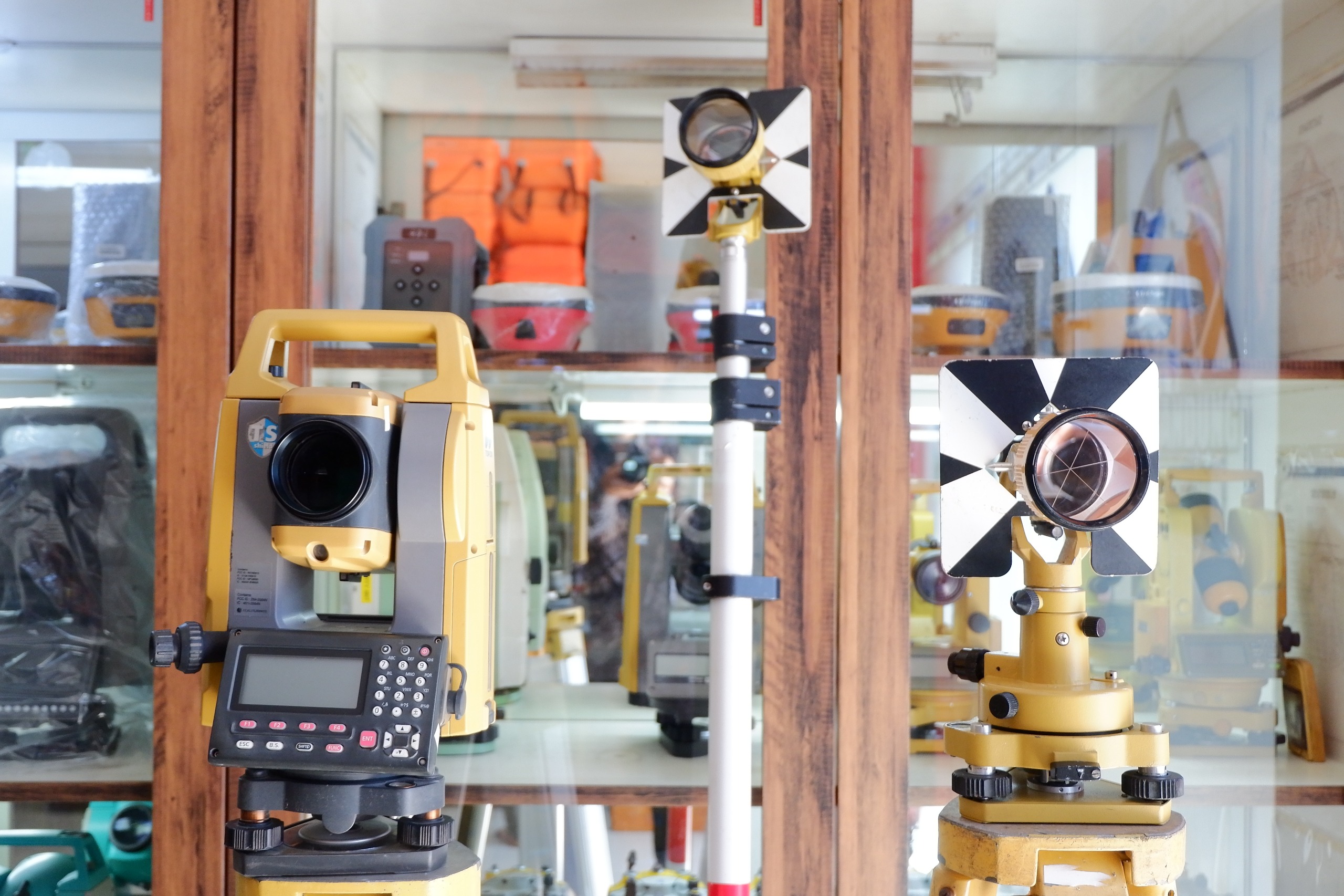 Komponen Utama Total Station Fungsi dan cara kerjanya